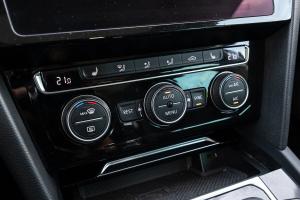 Pelēks Volkswagen Passat 2017 Rīga, ar dzinēja tilpumu 2.00 L un nobraukumu 174 tūkst. km par 10950 €, foto 22 vietnē AUTOMOTO.COM.LV