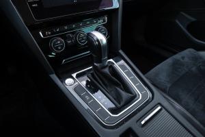 Pelēks Volkswagen Passat 2017 Rīga, ar dzinēja tilpumu 2.00 L un nobraukumu 174 tūkst. km par 10950 €, foto 23 vietnē AUTOMOTO.COM.LV