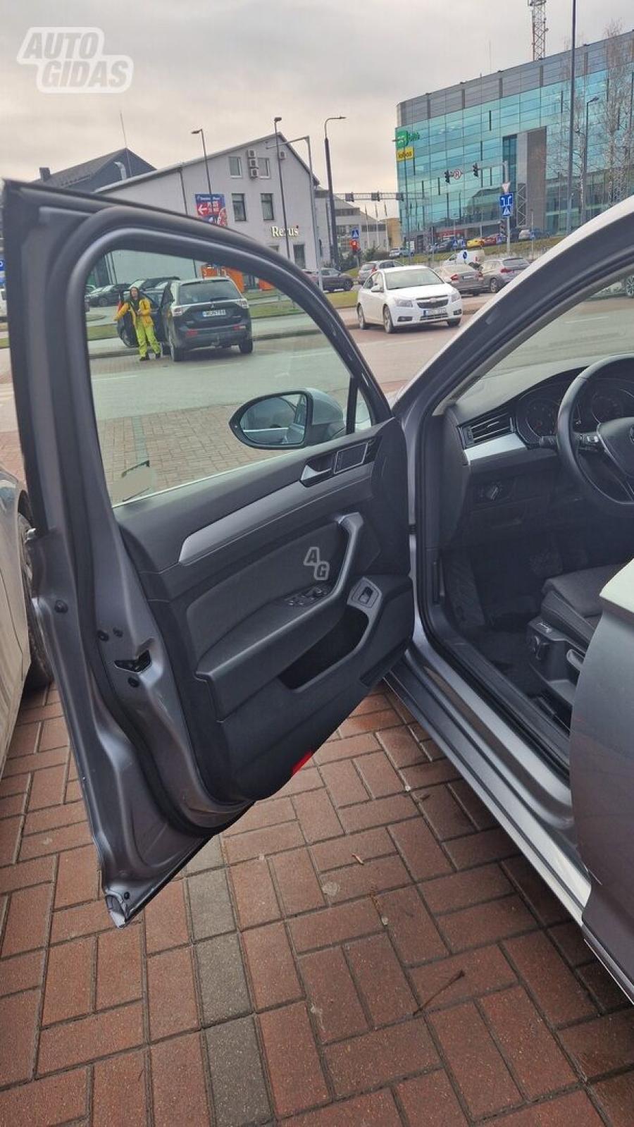 Pelēks Volkswagen Passat 2018 Viļņa, ar dzinēja tilpumu 1.50 L un nobraukumu 126 tūkst. km par 13500 €, foto 3 vietnē AUTOMOTO.COM.LV