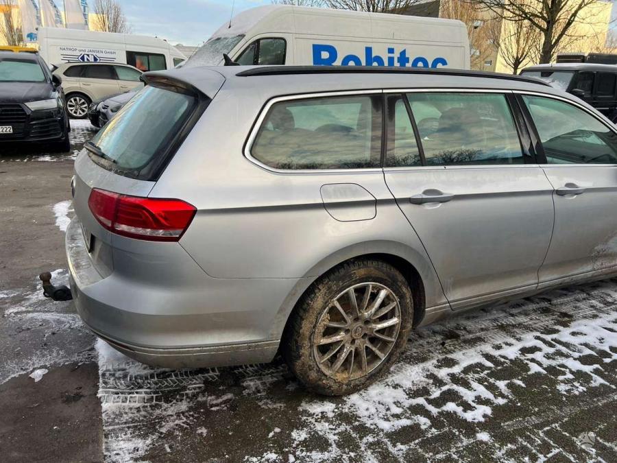 Grey Volkswagen Passat 2018 in Jurbarkas, with an engine capacity of 1.97 L and mileage of 220 thousand km for 9650 €, photo 2 on AUTOMOTO.COM.LV