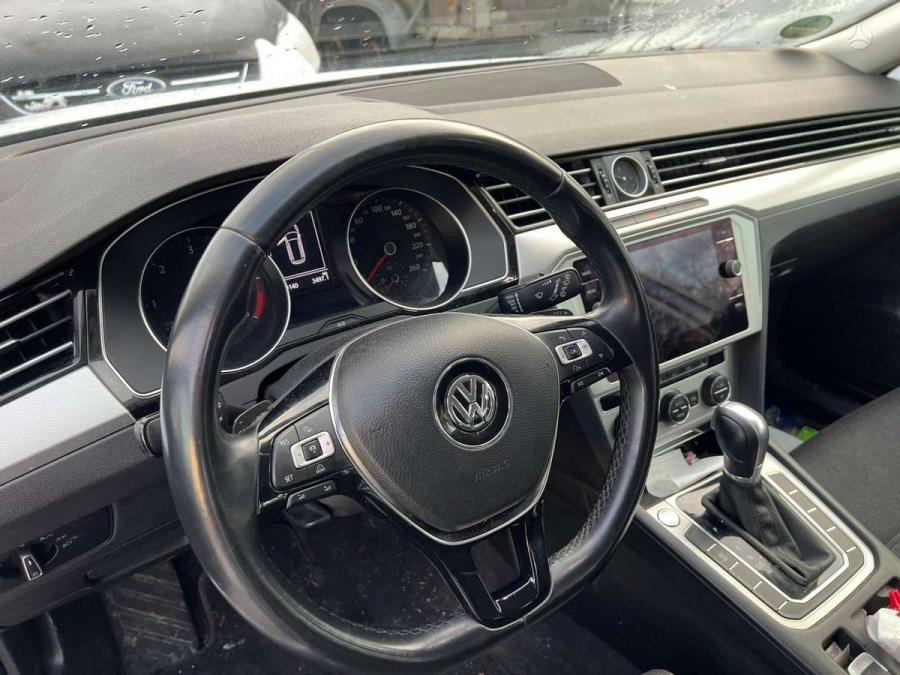 Grey Volkswagen Passat 2018 in Jurbarkas, with an engine capacity of 1.97 L and mileage of 220 thousand km for 9650 €, photo 7 on AUTOMOTO.COM.LV