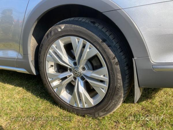 Grey Volkswagen Passat 2018 in Tallinn, with an engine capacity of 2.00 L and mileage of 132 thousand km for 19800 €, photo 7 on AUTOMOTO.COM.LV