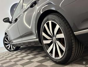 Grey Volkswagen Passat 2018 in Marijampole, with an engine capacity of 1.40 L and mileage of 221 thousand km for 13650 €, photo 29 on AUTOMOTO.COM.LV