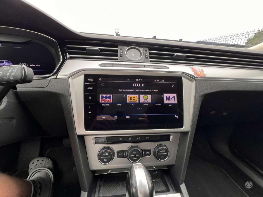 Grey Volkswagen Passat 2018 in Vilnius, with an engine capacity of 1.60 L and mileage of 281 thousand km for 8750 €, photo 13 on AUTOMOTO.COM.LV