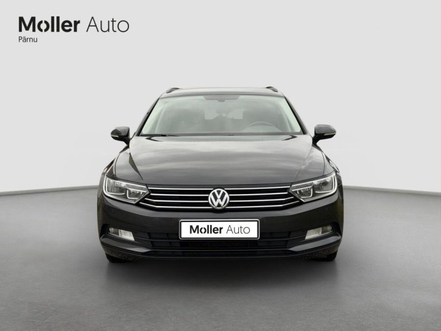 Grey Volkswagen Passat 2018 in Parnu, with an engine capacity of 1.40 L and mileage of 96 thousand km for 13900 €, photo 4 on AUTOMOTO.COM.LV