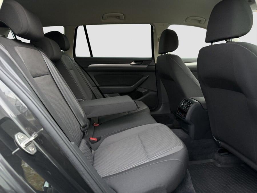Grey Volkswagen Passat 2018 in Parnu, with an engine capacity of 1.40 L and mileage of 96 thousand km for 13900 €, photo 8 on AUTOMOTO.COM.LV