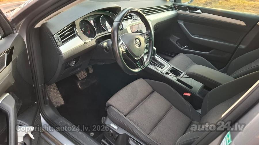 Pelēks Volkswagen Passat 2019 Rīga, ar dzinēja tilpumu 1.50 L un nobraukumu 200 tūkst. km par 12900 €, foto 24 vietnē AUTOMOTO.COM.LV