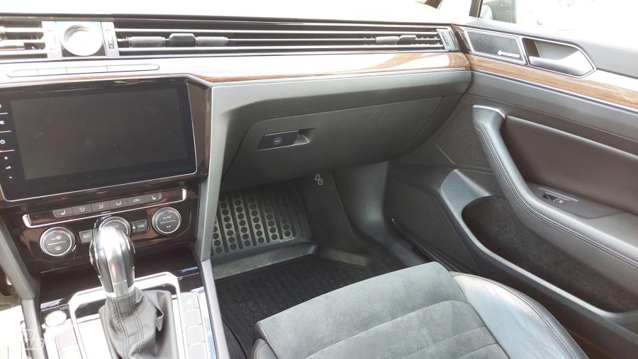 Grey Volkswagen Passat 2019 in Vilnius, with an engine capacity of 2.00 L and mileage of 253 thousand km for 12950 €, photo 15 on AUTOMOTO.COM.LV
