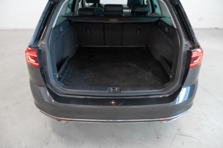 Pelēks Volkswagen Passat 2019 Viļņa, ar dzinēja tilpumu 2.00 L un nobraukumu 199 tūkst. km par 16700 €, foto 24 vietnē AUTOMOTO.COM.LV