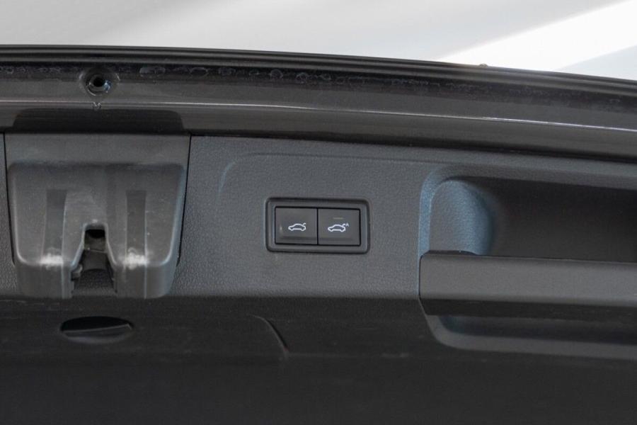 Pelēks Volkswagen Passat 2019 Viļņa, ar dzinēja tilpumu 2.00 L un nobraukumu 199 tūkst. km par 16700 €, foto 25 vietnē AUTOMOTO.COM.LV