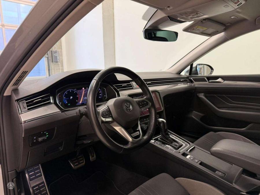 Grey Volkswagen Passat 2020 in Vilnius, with an engine capacity of 2.00 L and mileage of 215 thousand km for 17390 €, photo 7 on AUTOMOTO.COM.LV