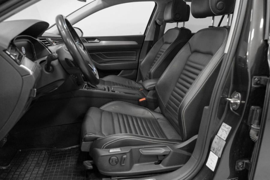 Grey Volkswagen Passat 2020 in Vilnius, with an engine capacity of 2.00 L and mileage of 130 thousand km for 21900 €, photo 6 on AUTOMOTO.COM.LV