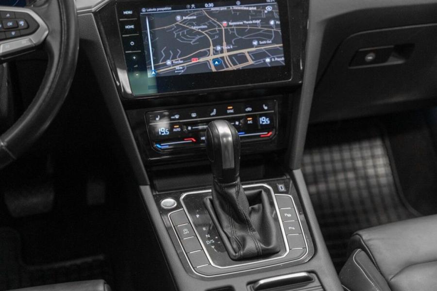 Grey Volkswagen Passat 2020 in Vilnius, with an engine capacity of 2.00 L and mileage of 130 thousand km for 21900 €, photo 14 on AUTOMOTO.COM.LV