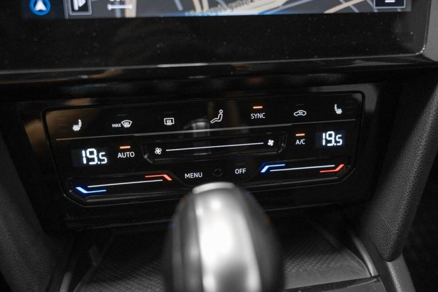 Grey Volkswagen Passat 2020 in Vilnius, with an engine capacity of 2.00 L and mileage of 130 thousand km for 21900 €, photo 19 on AUTOMOTO.COM.LV