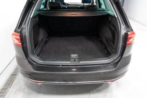 Grey Volkswagen Passat 2020 in Vilnius, with an engine capacity of 2.00 L and mileage of 130 thousand km for 21900 €, photo 22 on AUTOMOTO.COM.LV