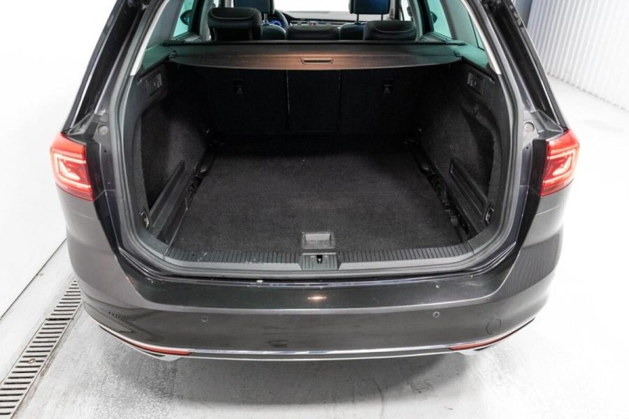 Grey Volkswagen Passat 2020 in Vilnius, with an engine capacity of 2.00 L and mileage of 130 thousand km for 21900 €, photo 22 on AUTOMOTO.COM.LV