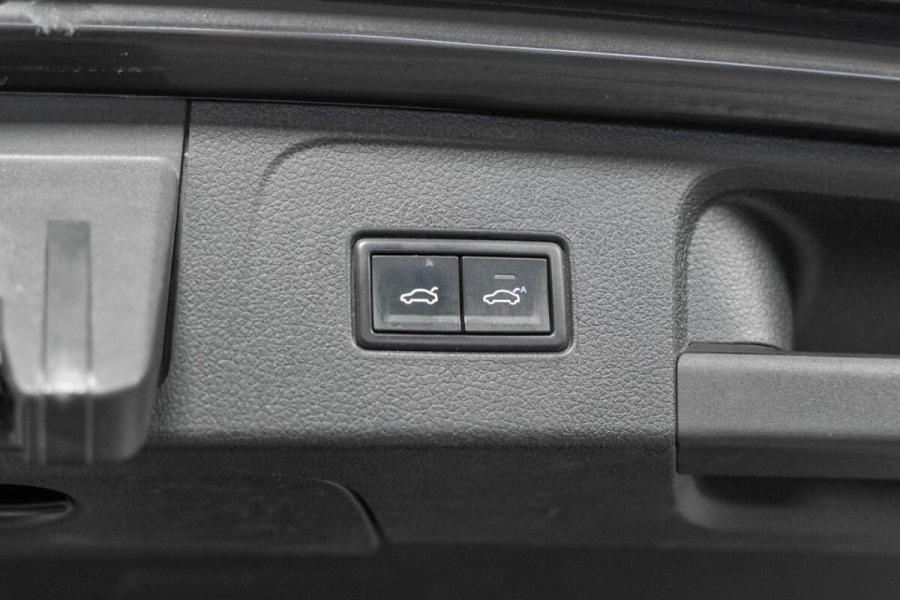 Grey Volkswagen Passat 2020 in Vilnius, with an engine capacity of 2.00 L and mileage of 130 thousand km for 21900 €, photo 23 on AUTOMOTO.COM.LV