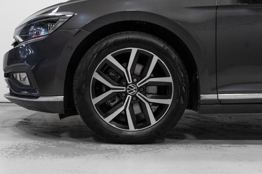 Grey Volkswagen Passat 2020 in Vilnius, with an engine capacity of 2.00 L and mileage of 130 thousand km for 21900 €, photo 24 on AUTOMOTO.COM.LV
