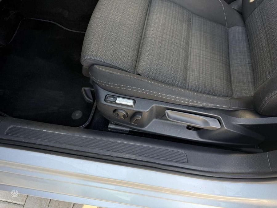 Grey Volkswagen Passat 2020 in Vilnius, with an engine capacity of 1.97 L and mileage of 209 thousand km for 15600 €, photo 13 on AUTOMOTO.COM.LV