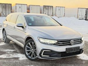 Pelēks Volkswagen Passat 2021 Viļņa, ar dzinēja tilpumu 1.40 L un nobraukumu 180 tūkst. km par 16799 €, foto  vietnē AUTOMOTO.COM.LV