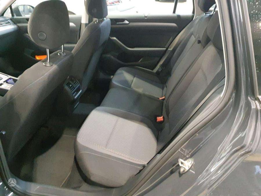 Grey Volkswagen Passat 2021 in Kaunas, with an engine capacity of 1.97 L and mileage of 165 thousand km for 15200 €, photo 9 on AUTOMOTO.COM.LV