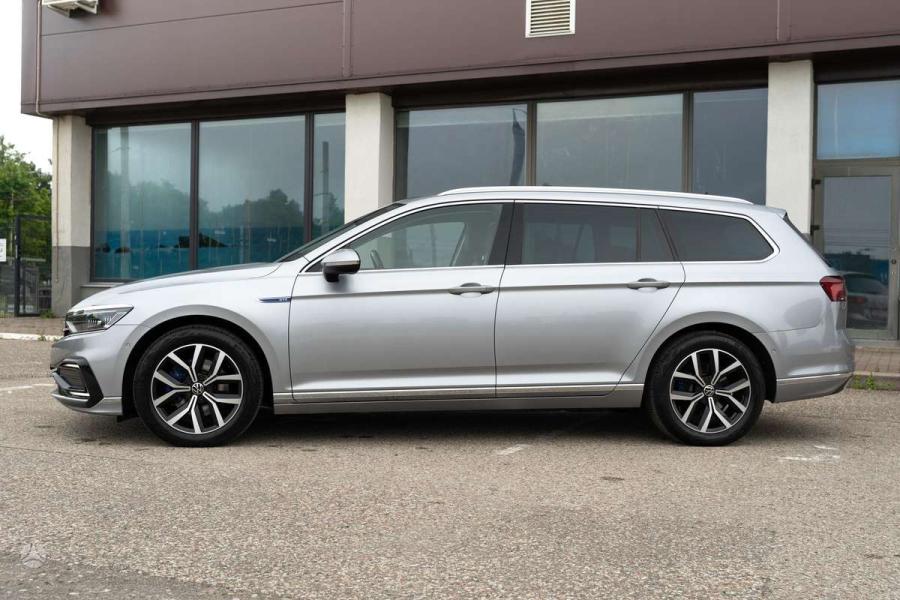 Grey Volkswagen Passat 2021 in Vilnius, with an engine capacity of 1.40 L and mileage of 174 thousand km for 17700 €, photo 3 on AUTOMOTO.COM.LV
