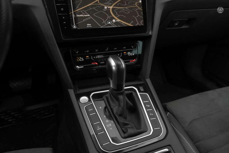 Grey Volkswagen Passat 2021 in Vilnius, with an engine capacity of 1.40 L and mileage of 174 thousand km for 17700 €, photo 33 on AUTOMOTO.COM.LV