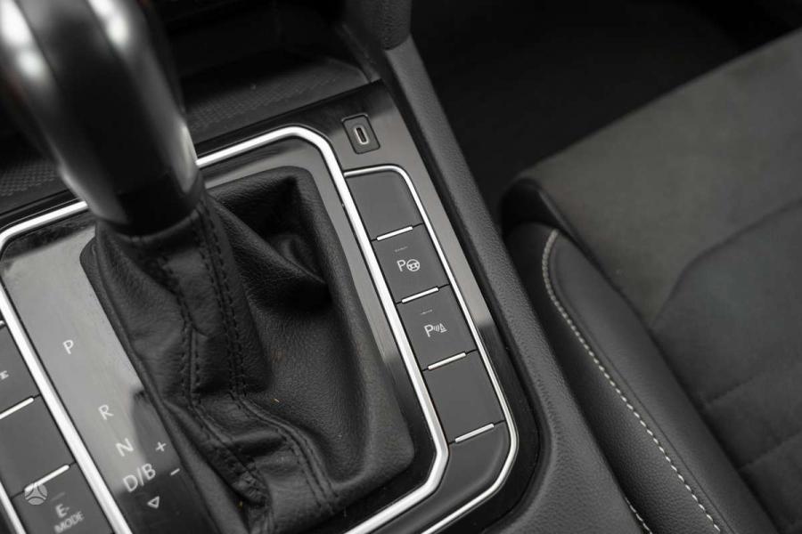 Grey Volkswagen Passat 2021 in Vilnius, with an engine capacity of 1.40 L and mileage of 174 thousand km for 17700 €, photo 34 on AUTOMOTO.COM.LV