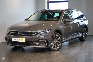Grey Volkswagen Passat 2021 in Vilnius, with an engine capacity of 1.40 L and mileage of 138 thousand km for 19600 €, photo  on AUTOMOTO.COM.LV
