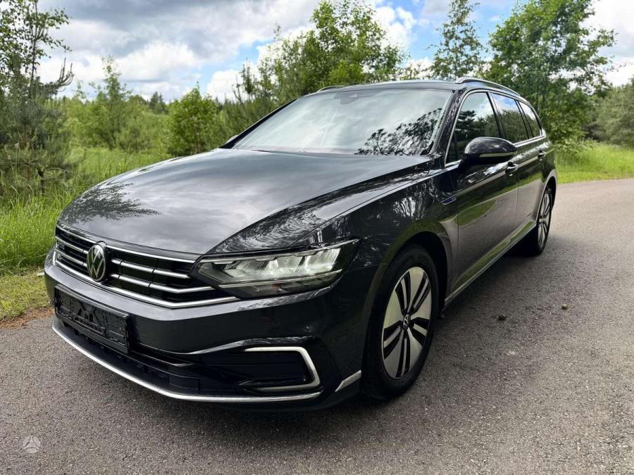 Grey Volkswagen Passat 2021 in Vilnius, with an engine capacity of 1.40 L and mileage of 199 thousand km for 14950 €, photo 1 on AUTOMOTO.COM.LV