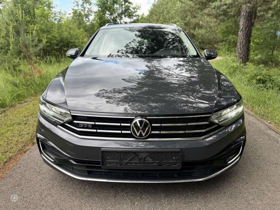 Grey Volkswagen Passat 2021 in Vilnius, with an engine capacity of 1.40 L and mileage of 199 thousand km for 14950 €, photo 3 on AUTOMOTO.COM.LV