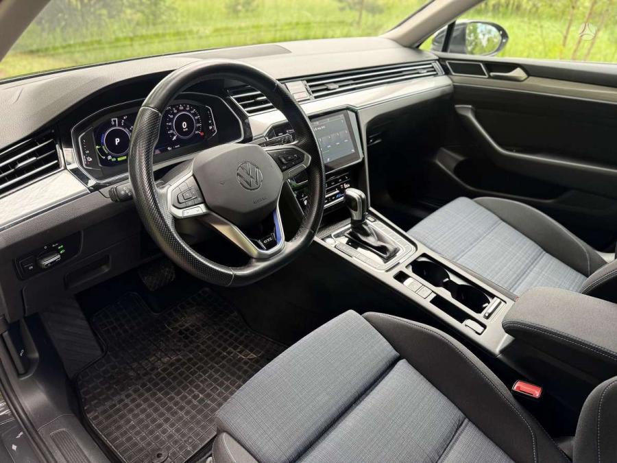 Grey Volkswagen Passat 2021 in Vilnius, with an engine capacity of 1.40 L and mileage of 199 thousand km for 14950 €, photo 11 on AUTOMOTO.COM.LV
