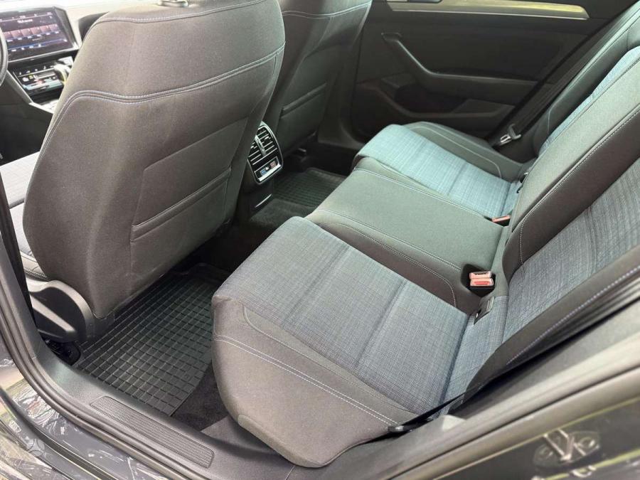 Grey Volkswagen Passat 2021 in Vilnius, with an engine capacity of 1.40 L and mileage of 199 thousand km for 14950 €, photo 12 on AUTOMOTO.COM.LV