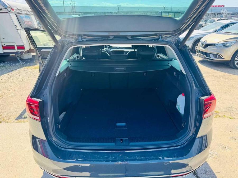 Grey Volkswagen Passat 2021 in Kaunas, with an engine capacity of 1.97 L and mileage of 250 thousand km for 14000 €, photo 23 on AUTOMOTO.COM.LV