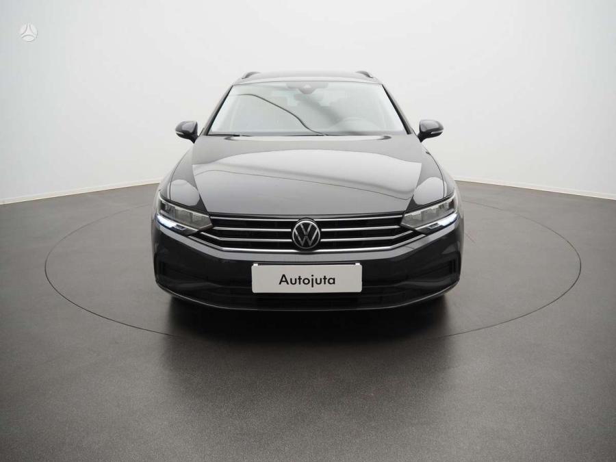 Grey Volkswagen Passat 2021 in Vilnius, with an engine capacity of 1.97 L and mileage of 144 thousand km for 15800 €, photo 3 on AUTOMOTO.COM.LV