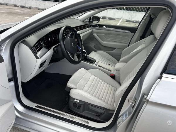 Pelēks Volkswagen Passat 2021 Viļņa, ar dzinēja tilpumu 1.40 L un nobraukumu 106 tūkst. km par 18500 €, foto 3 vietnē AUTOMOTO.COM.LV