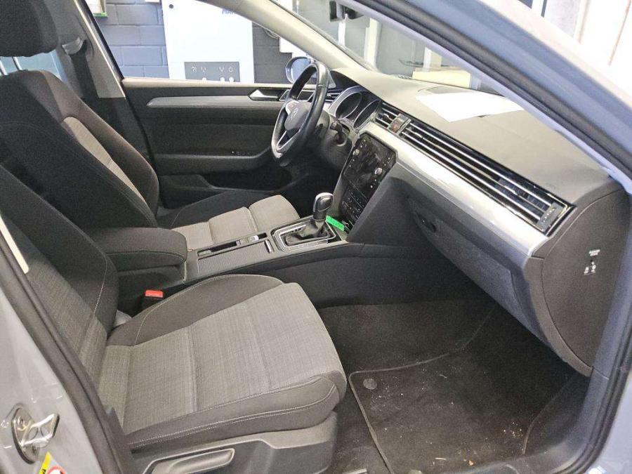 Grey Volkswagen Passat 2022 in Vilnius, with an engine capacity of 1.97 L and mileage of 197 thousand km for 14999 €, photo 19 on AUTOMOTO.COM.LV