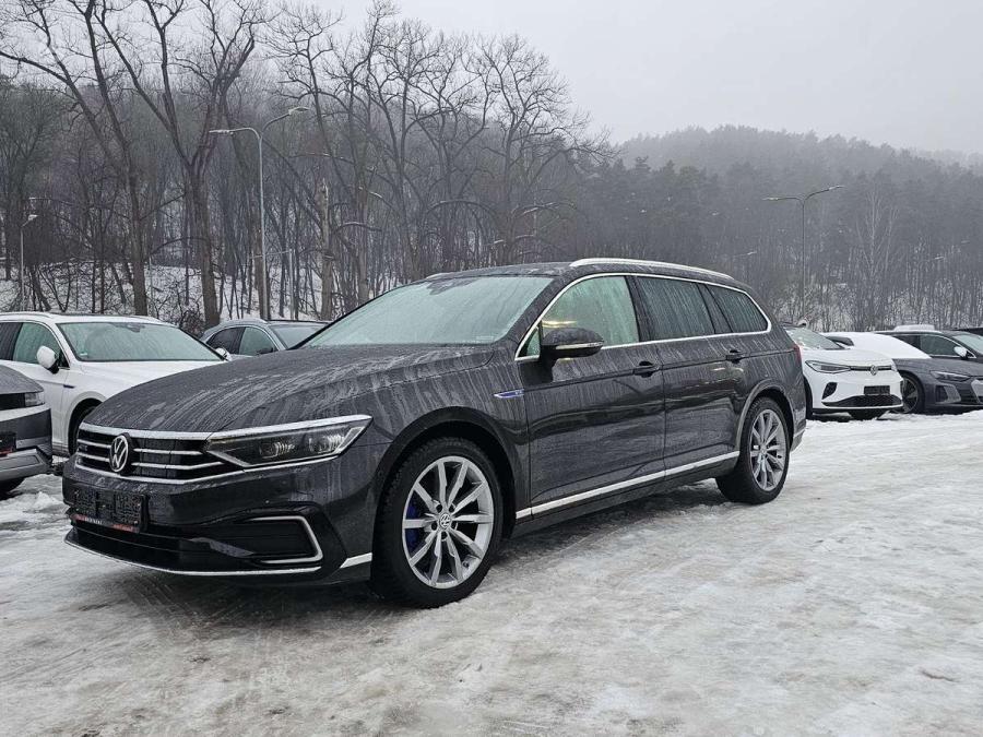 Pelēks Volkswagen Passat 2022 Viļņa, ar dzinēja tilpumu 1.40 L un nobraukumu 147 tūkst. km par 19000 €, foto 1 vietnē AUTOMOTO.COM.LV