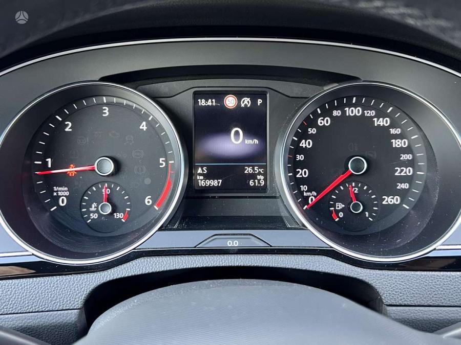 Grey Volkswagen Passat 2022 in Kaunas, with an engine capacity of 1.97 L and mileage of 170 thousand km for 16499 €, photo 20 on AUTOMOTO.COM.LV