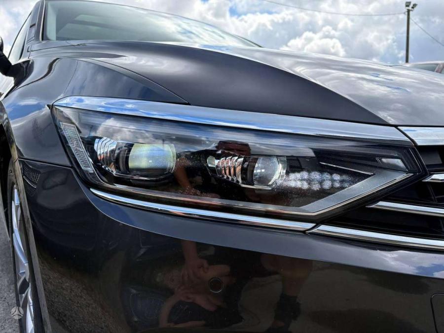 Grey Volkswagen Passat 2022 in Vilnius, with an engine capacity of 1.97 L and mileage of 178 thousand km for 18500 €, photo 4 on AUTOMOTO.COM.LV