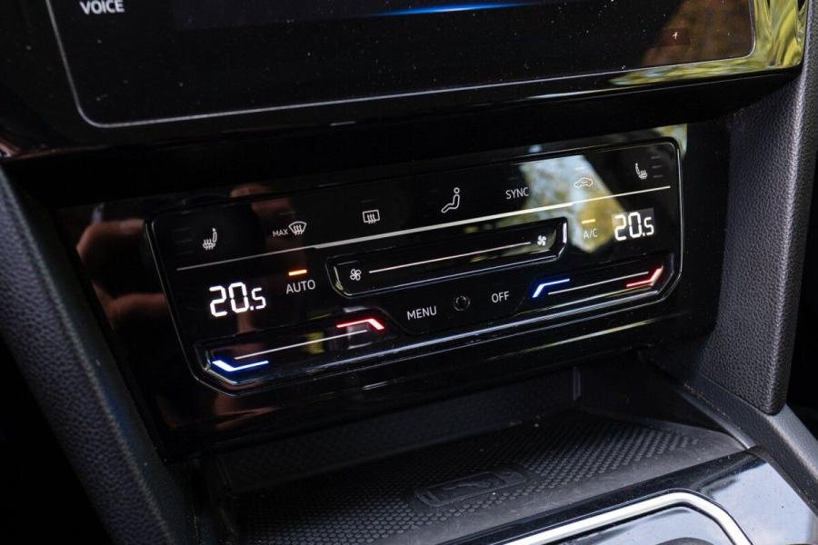 Pelēks Volkswagen Passat 2022 Jelgava, ar dzinēja tilpumu 2.00 L un nobraukumu 158 tūkst. km par 20500 €, foto 18 vietnē AUTOMOTO.COM.LV