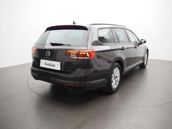 Pelēks Volkswagen Passat 2022 Viļņa, ar dzinēja tilpumu 1.97 L un nobraukumu 120 tūkst. km par 15500 €, foto 5 vietnē AUTOMOTO.COM.LV