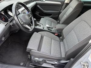 Pelēks Volkswagen Passat 2023 Viļņa, ar dzinēja tilpumu 2.00 L un nobraukumu 176 tūkst. km par 14999 €, foto 17 vietnē AUTOMOTO.COM.LV