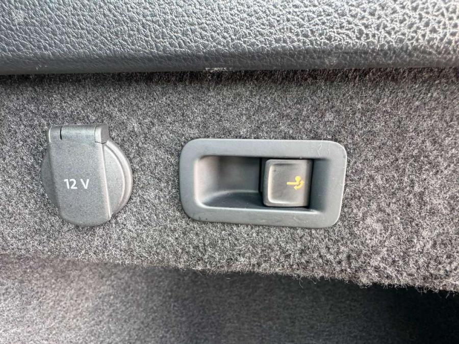 Grey Volkswagen Passat 2023 in Vilnius, with an engine capacity of 1.50 L and mileage of 99 thousand km for 23600 €, photo 31 on AUTOMOTO.COM.LV