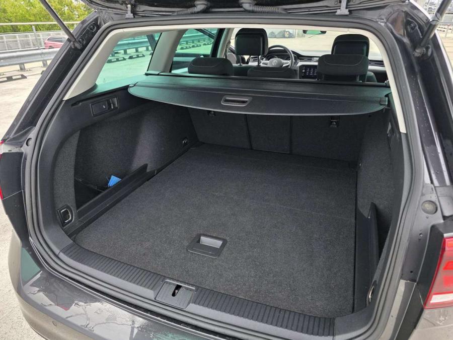 Grey Volkswagen Passat 2023 in Vilnius, with an engine capacity of 1.50 L and mileage of 92 thousand km for 19380 €, photo 16 on AUTOMOTO.COM.LV