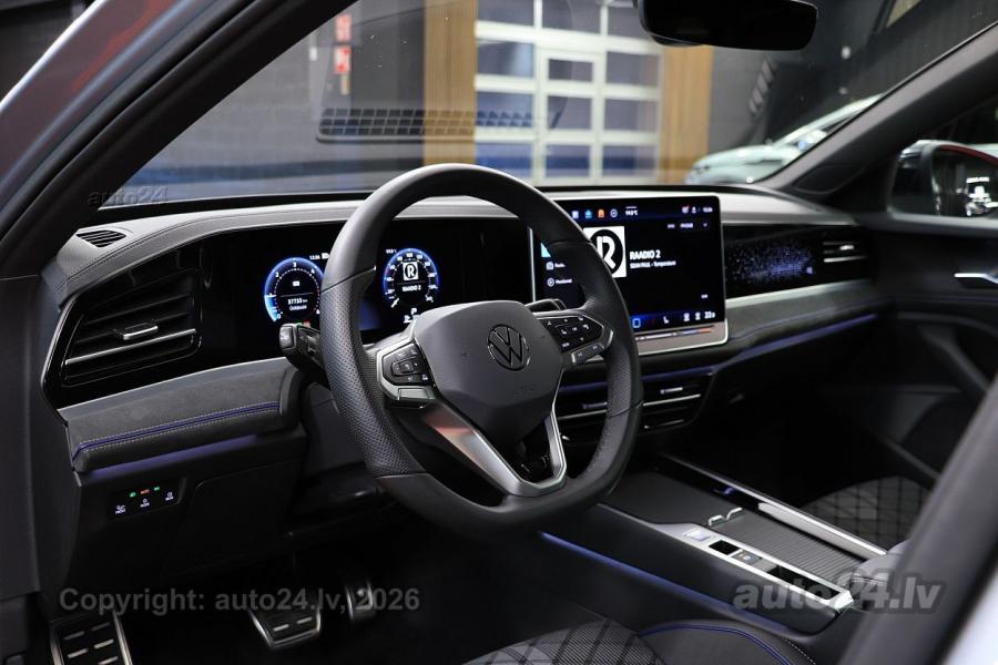 Grey Volkswagen Passat 2024 in Tallinn, with an engine capacity of 2.00 L and mileage of 38 thousand km for 40995 €, photo 8 on AUTOMOTO.COM.LV
