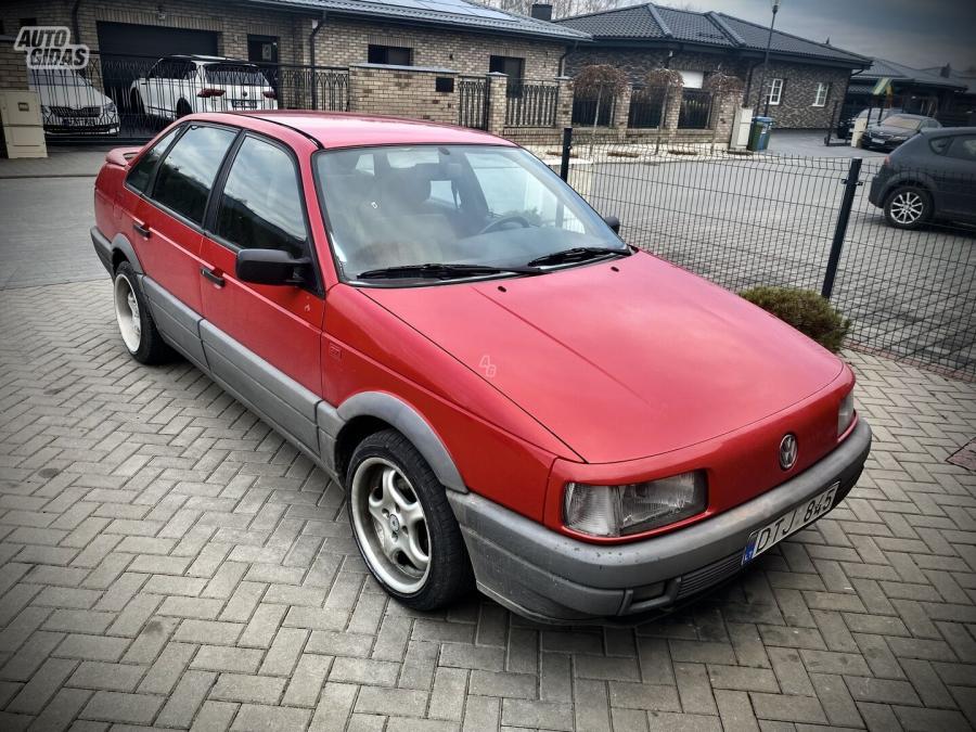 Red Volkswagen Passat 1990 in Kaunas, with an engine capacity of 2.00 L and mileage of 246 thousand km for 2999 €, photo 1 on AUTOMOTO.COM.LV