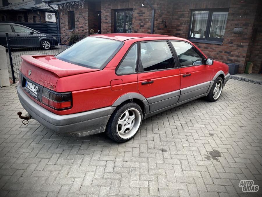 Red Volkswagen Passat 1990 in Kaunas, with an engine capacity of 2.00 L and mileage of 246 thousand km for 2999 €, photo 3 on AUTOMOTO.COM.LV