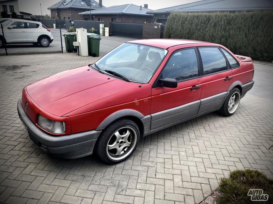 Red Volkswagen Passat 1990 in Kaunas, with an engine capacity of 2.00 L and mileage of 246 thousand km for 2999 €, photo 5 on AUTOMOTO.COM.LV