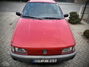 Red Volkswagen Passat 1990 in Kaunas, with an engine capacity of 2.00 L and mileage of 246 thousand km for 2999 €, photo 6 on AUTOMOTO.COM.LV